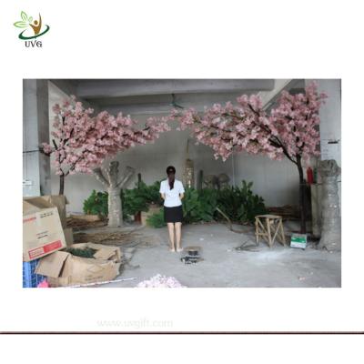 China UVG Wooden Artificial Wedding Tree Silk Cherry Blossom 6ft Party Stage Decoration for sale