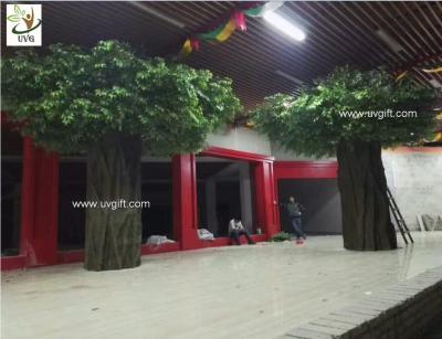 China Large Artificial Banyan Tree UVG Green Fiberglass Trunk 2.5m Height Outdoor Patio Landscaping for sale