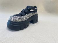 China Embroidered Women'S Platform Elevating Shoes for sale