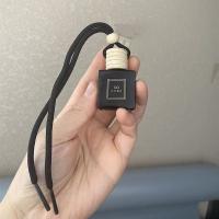 China 8ml Black Glass Car Perfume Bottle with Wooden Lid for sale