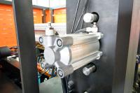 China 300ml PET Bottle Fully Automatic Blow Moulding Machine XINJE PLC Control for sale