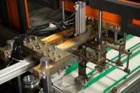 China Automatic PET Blow Molding Machine 2 Cavity 1200-1300 BPH for Beverage Bottles for sale