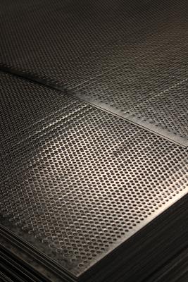 China 3mm Thick Galvanized Perforated Steel Grating 1.22x2.44m for Livestock Flooring for sale