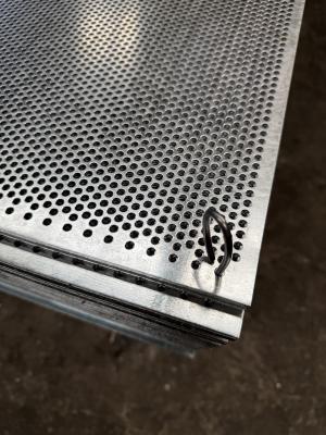 China 0.8mm Thick Anti Slip Safety Grating Grip Strut Plank for Safety Barriers 1.22x2.44m for sale