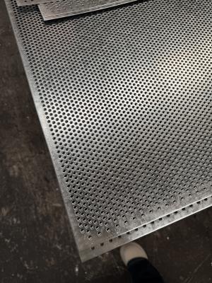 China 3mm Thick Anti Slip Stainless Steel Perforated Mesh Grille for Load Bearing Foot Pedals 500kg Capacity for sale