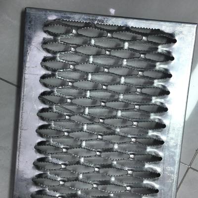 China Hot Dip Galvanized Q235 Carbon Steel Anti Slip Walkway Plate 1.22x2.44m 3mm for sale