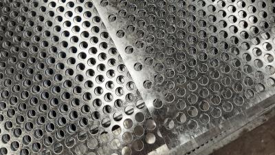China Full CNC Punching Burr-Free Round Hole Staggered Perforated Mesh 0.5-3mm 1.22x2.44m for sale