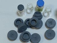 China Bromo Butyl Rubber Stoppers 28mm 32mm EO Sterilized for Glass Injection Vials for sale