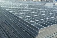 China 30x100mm Pitch Galvanized Steel Grating 6mm Crossbar Metal Grating for sale