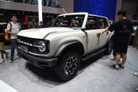 China Affordable 5-Seat Luxury SUV Car Ford Bronco 2.3T 10AT 5 Door 5 Seats Off-Road SUV for sale
