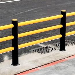 China Anti Colliosion Flexible Safety Barrier Yellow And Black Easy installation for sale