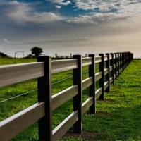 China UV Resistant White Vinyl Ranch Rail Fence Easily Assembled Modern Design Vinyl Farm Fencing for sale