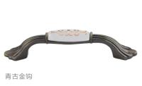 China Scratch Resistant Kitchen Cabinet And Drawer Handles Furniture Hardware Parts for sale