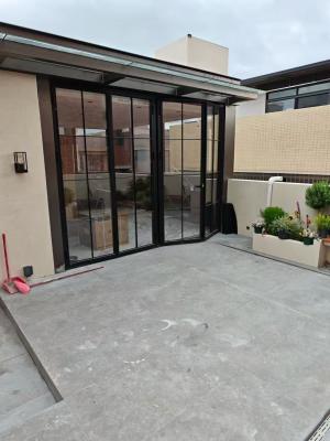China Custom Black Grid Aluminum Bi-Fold Door For Rooftop Terrace for sale