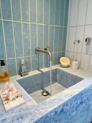 China Luxury Blue Crystal Marble Washbasin | Sapphire Blue Vanity for Premium Bathrooms for sale