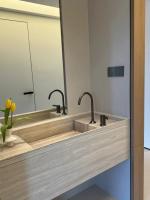 China Serpeggiante Marble Bathroom Washbasin | Wood-Veined Stone Vanity for sale