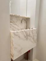 China Calacatta Crestola Marble Vanity Top - Luxury Golden Veined Bathroom Countertop for sale