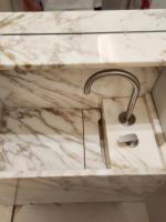 China Calacatta Crestola Marble Vanity Top - Luxury Golden Veined Bathroom Countertop for sale