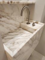 China Calacatta Crestola Marble Vanity Top - Luxury Golden Veined Bathroom Countertop for sale