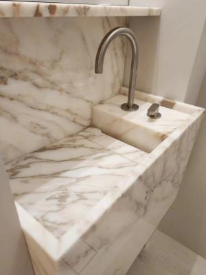 China Calacatta Crestola Marble Vanity Top - Luxury Golden Veined Bathroom Countertop for sale