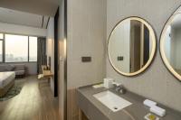China Lacquer Finishes Flat Seam Wood Veneer Wall Panels 18mm Thickenss for sale