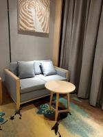 China Fabric Upholstery Hotel Room Sofa Solid Wood Frame Sofa 1600*900*820mm 2 Seaters for sale