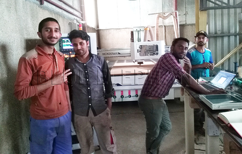 1524635545368959.jpg four passionate friends in customer's factory.jpg
