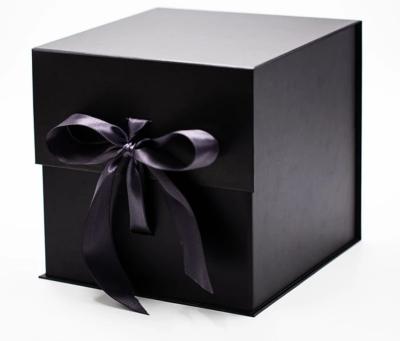 China Eco Friendly Cardboard Packing Boxes Foldable Magnetic Closure Gift Box With Ribbon for sale
