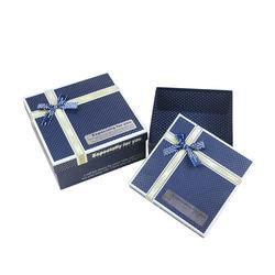 China Cardboard Luxury Cosmetics Packaging Box Texture Paper for Perfume for sale