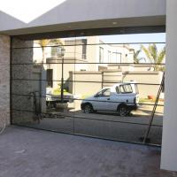 China Top Modern Design Aluminum Tempered Full View Glass Price Mirror Plexiglass Panel Garage Door for sale