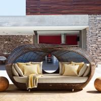 China Outdoor Garden Sunbed Wicker Daybed with 10cm Thick Cushion and Aluminum Frame for sale