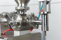 China Industrial Pneumatic Liquid Paste Filling Machine 220V 20W with ≤1% Precision for 100-5000ml Containers for sale