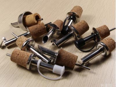 China Cork Stainless Steel Oil Wine Pourer with Stopper 750ml Capacity for sale