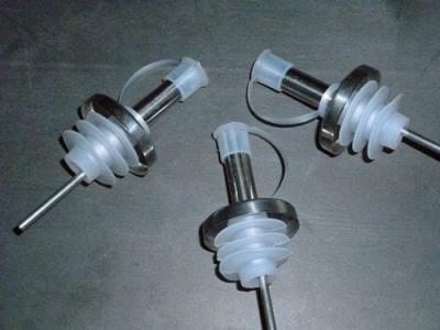 China Stainless Steel Plastic Plug Lid Wine Glass Bottle Pourer 750ml 28mm for sale