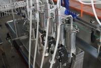 China Vacuum Liquid Filling Machine 500ml 1.2kw for Small Bottles Peristaltic Pump for sale