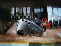China 70MPa Black 4459Nm Hydraulic Low Profile Torque Wrench for sale