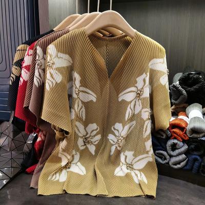 China Niche Design High-End Women's V-Neck T-Shirt  Dragon Scale Pleated Print Commuter Loose Plus Size Casual Short Summer for sale
