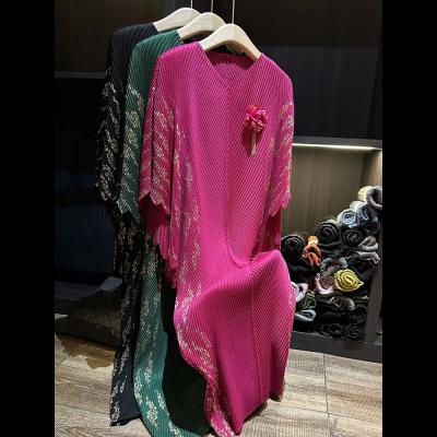 China Autumn Casual Mid-Length Dress Batwing Sleeve High-End Gold Stamping Dragon Scale Pleated V-Neck Loose Plus Size Satin Fabric for sale