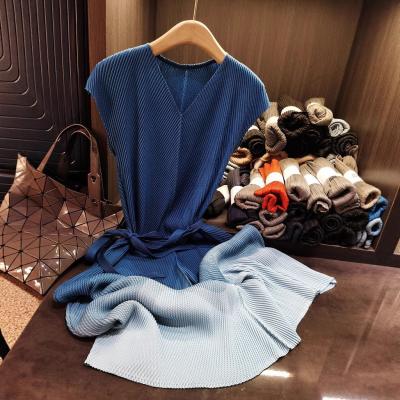 China A niche pleated dress for women's sleeveless summer collection, slimming and gradient color fish scale pleated dress for sale