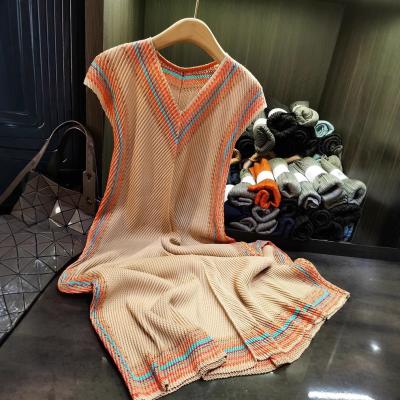 China Summer Ethnic Style Elegant Age-Reducing Mid-Length Dress High Elasticity Plus Size V-Neck Simple Dragon Scale Pleated Solid for sale