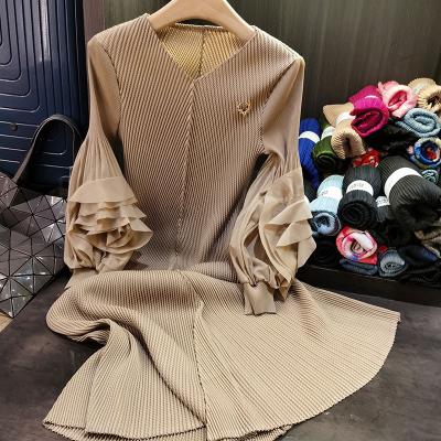 China Women's Long Chiffon Skirt with Dragon Scale Pleated Dress V-Neck Solid Color for Spring and Summer Digital Printing for sale