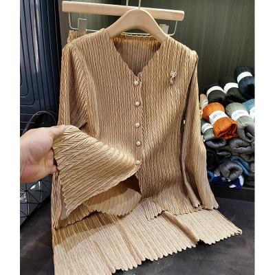 China Women's High-Grade Fashion Two-Piece Suit Elegant V-Neck Single Breasted Pleated Cardigan Skirt for Casual Pattern Wrinkled for sale