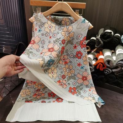 China Floral Print Two-Piece Set New Age-Reducing Vest Elastic Waist A-Line Summer Casual Short Floral Casual Summer for sale
