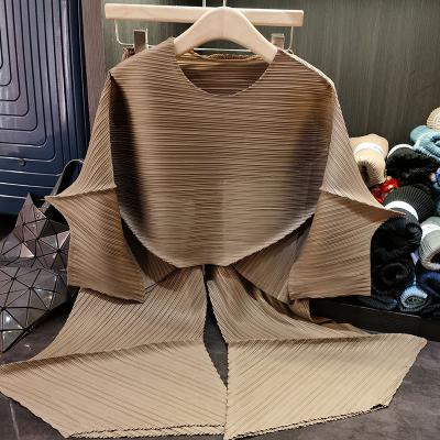 China Elegant Loose Casual Fashion Plus Size Two-Piece Set for Women Solid Color Round Neck Top & Shorts for sale