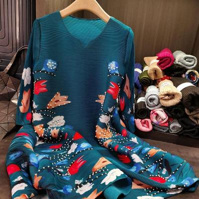 China Spring new fashionable pleated dress V-neck western-style printed loose plus size skirt for sale
