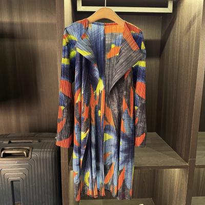 China Autumn New Style High-End Windbreaker Elegant Casual Mid-Length Coat Contrasting Color Printed Pleated Suit Collar Long for sale