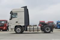 China Dongfeng 520hp 33 Ton Tow Capability Tractor Truck Clean Energy Diesel 6560x2524x3680mm for sale