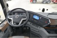 China Dongfeng 520hp 33 Ton Tow Capability Tractor Truck Clean Energy Diesel 6560x2524x3680mm for sale