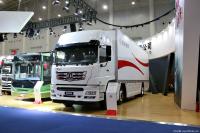 China Left Steering Cummins Engine Dongfeng Van Truck CNG 4x4 Express Delivery Cargo Truck for sale