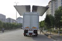 China Dongfeng 4x2 Wingspan Light Lorry Duty Fence Cargo Truck with 180hp Engine 10t Payload for sale
